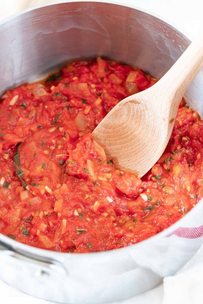 Fresh Tomato Sauce Recipe {Easy Italian Pasta Sauce} - Plated Cravings